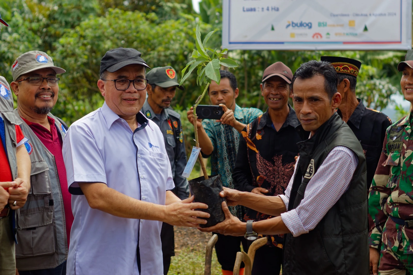 Alumni IPB Tanam 1.300 Bibit Pohon di Kampung Cipendawa Bogor - Inilah Kita