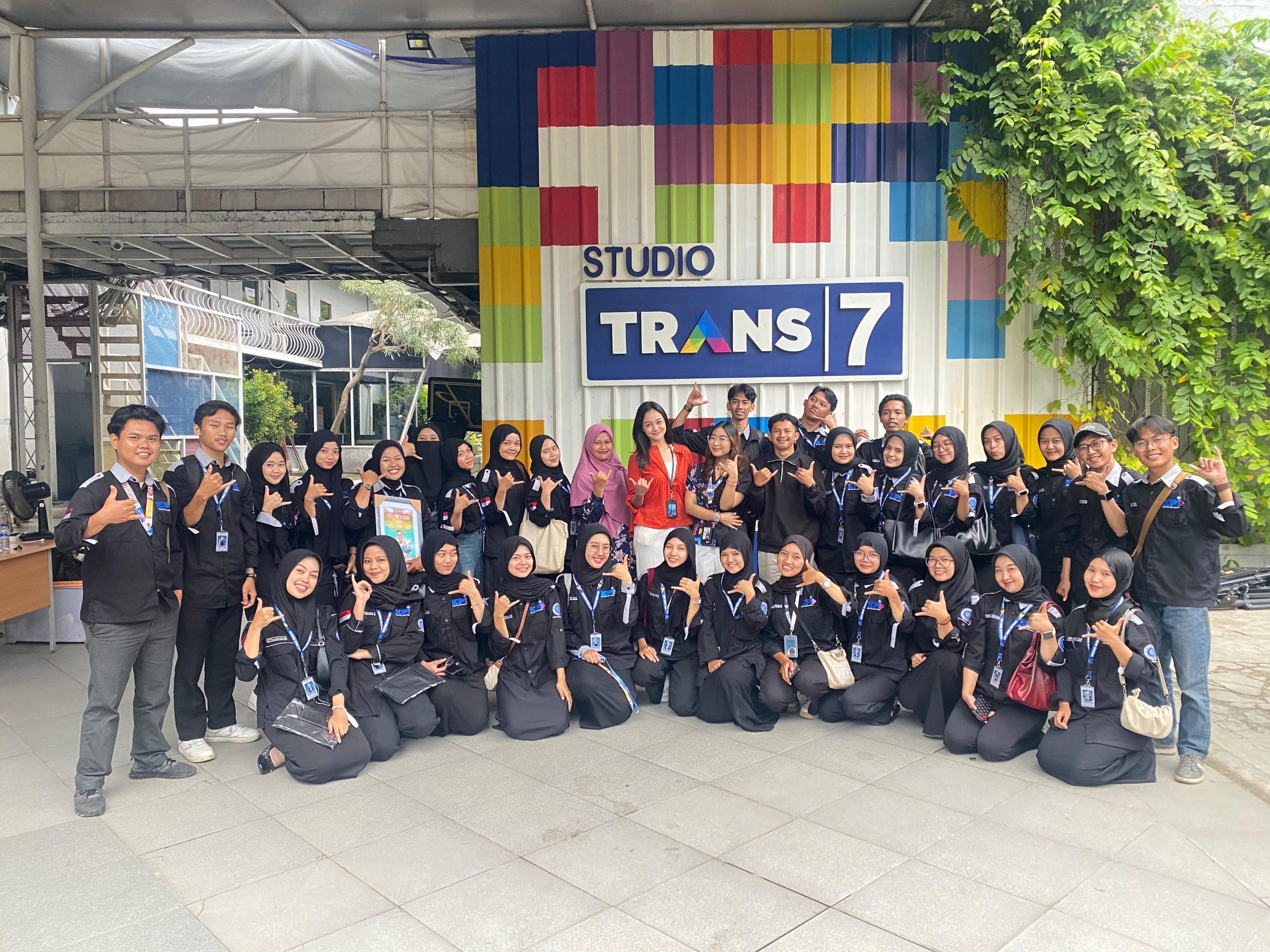 Study Visit HIMMPRO KPI ke Studio Trans7: Mengenal Lebih Dekat Dunia ...